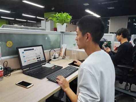 工作的样子图片 已在岗位的幽默图片 爸爸工作的样子图片 大山谷图库