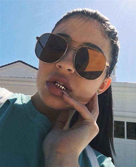Olha A Selfie Finger Mouthing é A Nova Duck Face Lifestyle Vogue