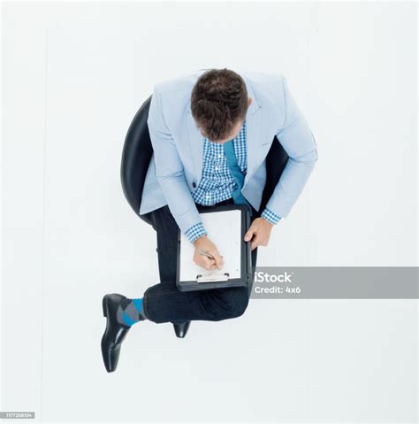 한 남자 만 한 사람 전체 길이 직접 3039 세 성인 잘 생긴 사람들의 보기 위의 백인 젊은 남자 남성 사업가 사업가 매니저 앉아 정장을 입고 흰색 배경 앞에 앉아 의자에