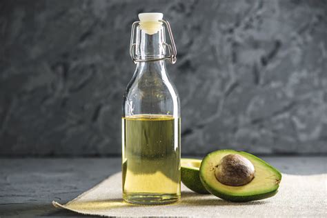 아보카도 열매와 어두운 배경에 유리 병에 기름 식품 및 화장품 절차에 대 한 개념 유기농 에코 제품 가꿔주기에 대한 스톡 사진 및 기타 이미지 Istock