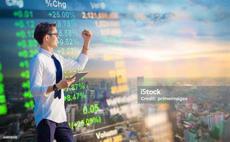 노트북 및 디지털 태블릿 도시 배경 사용 하 여 하는 젊은 사업가 경제에 대한 스톡 사진 및 기타 이미지 경제 고층 건물 그래프 Istock