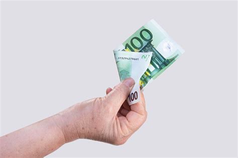 회색 배경 위에 백 유로 지폐를 들고 인식 할 수없는 노인의 높은 각도보기 100 유로 지폐에 대한 스톡 사진 및 기타 이미지 100 유로 지폐 유럽 연합 통화 유럽