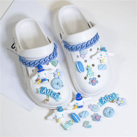 Crocs Jibbitz รองเท้ามีเสน่ห์แบบทำมือหัวเข็มขัดรองเท้าสุนัขหูใหญ่3d ดอกไม้การ์ตูนซินนามอนสุนัข