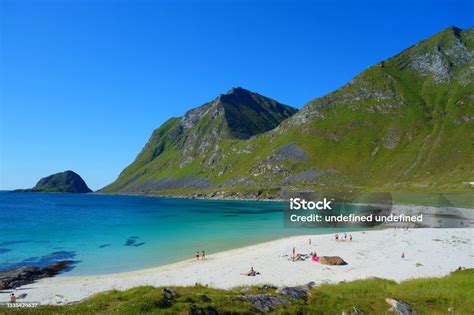 노르웨이 로포텐 제도의 만넨 정상에서 바라보는 하크랜드 해변 공중 보기 해변에 대한 스톡 사진 및 기타 이미지 해변