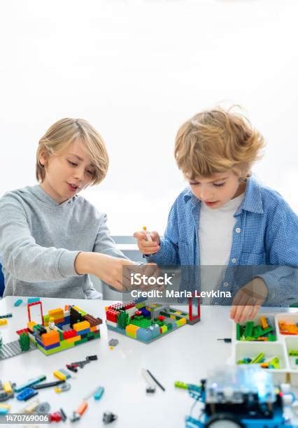 로봇 공학 레고 프로그래밍 수업 아이들은 로봇 레고를 만들고 코딩합니다 생성자 블록과 노트북 원격 제어 조이스틱을 사용한 Stem 교육 학교 아이들을위한 기술 교육 개발