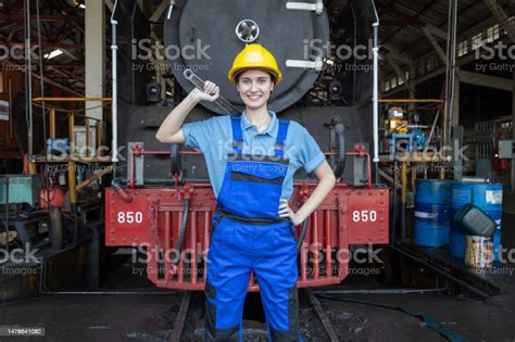 엔지니어 열차의 초상화 열차의 디젤 엔진 열차 창고의 철도 트랙을 검사합니다 강철에 대한 스톡 사진 및 기타 이미지 강철 건설 산업 건축자재 Istock