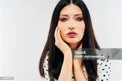 흰색 배경에 대 한 스튜디오에서 아름 다운 갈색 머리 여자 모델의 초상화 건강한 생활방식에 대한 스톡 사진 및 기타 이미지