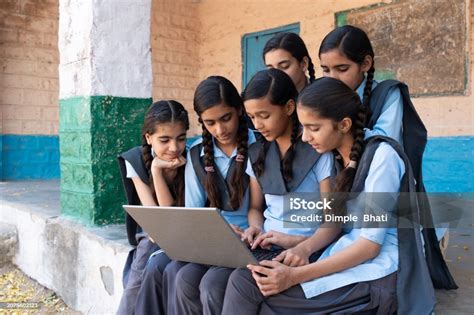 교복을 입은 시골 여고생들이 학교 복도에 앉아 노트북으로 작업하고 있습니다 디지털 교육의 개념인도 인도 인도아 대륙에 대한 스톡 사진 및 기타 이미지 Istock