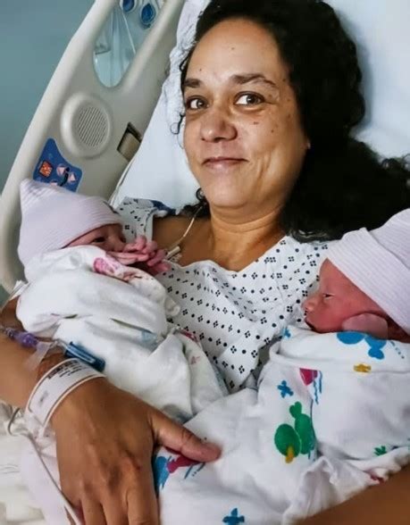 Интересно 53 годишна жена роди близнаци а зетят й остана в шок когато забеляза че бебетата