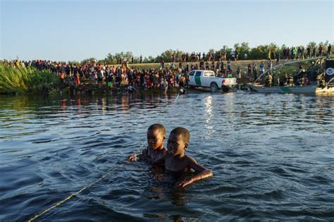 早安·世界｜遭美国遣送海地非法移民试图重新登上飞机快看澎湃新闻 The Paper