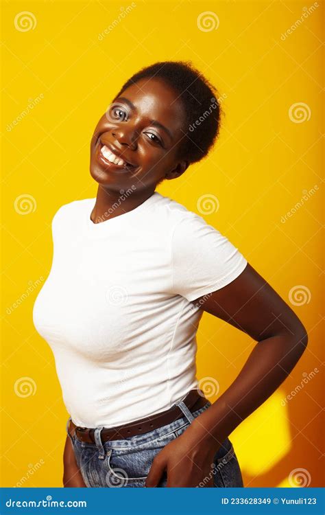 Jovencita Afroamericana Con Pelo Rizado Que Posa Gestos Alegres Sobre El Estilo De Vida Amarillo