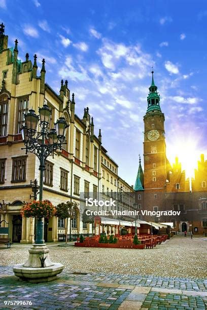 브로츠와프 마을 회관와 멋진 일몰 하늘에 대 한 거리 랜 턴 램프 시장 광장 실레지아 폴란드 유럽의 역사적인 자본에서 저녁 햇빛 여행 휴가 컨셉 브로츠와프에 대한 스톡 사진