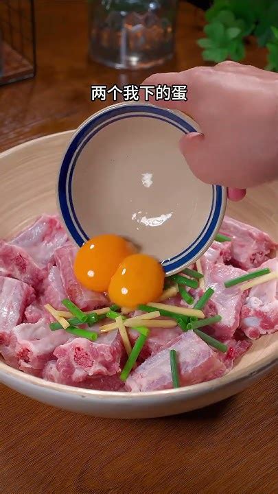 我是怎么都没想到，把排骨做成椒盐的，孩子既然这么喜欢吃，平常把这种排骨买回家，不管是炖汤还是红烧，千万不要直接下锅炒，你像我这样加一勺盐再温水