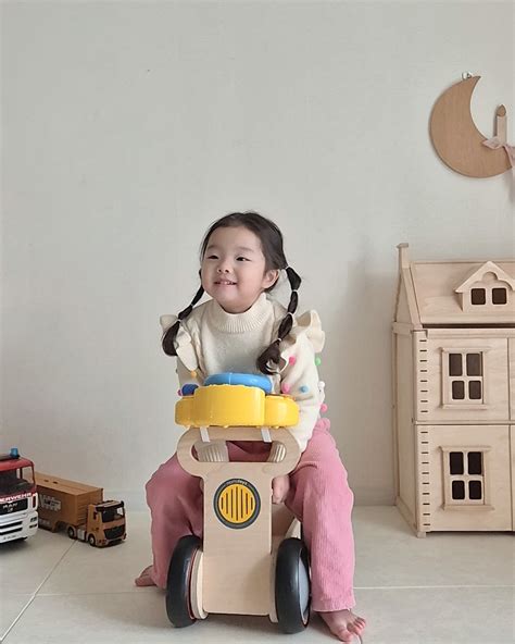 김수정 제품제공 아기상어첫운전놀이 따끈따끈 핑크퐁의 신제품이 왔어요 ᐟ 42개월 언니야도 이건 너무 재미있다고 🚗 뒤에 벨크로끈을 달아서 고정시켜줬더니 재미도 Up