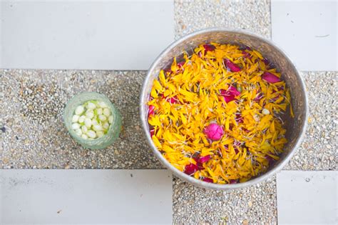 재 스민 작은 장미와 금 송 화 송 크 란 하루 에 대 한 향수 물에 떠 있는 공휴일에 대한 스톡 사진 및 기타 이미지 Istock