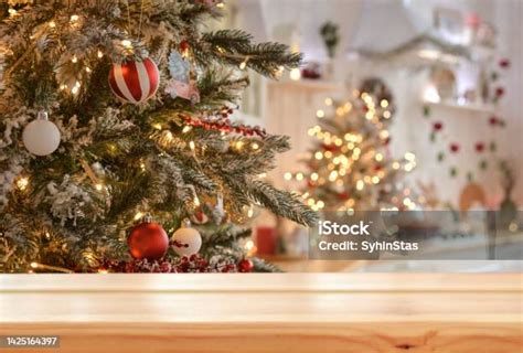 크리스마스 트리의 배경에 빈 나무 테이블과 흐릿한 크리스마스 부엌 황금 보케 크리스마스 배경 메리 크리스마스와 새해 복 많이 받으세요 제품 몽타주를 위한 준비 모형