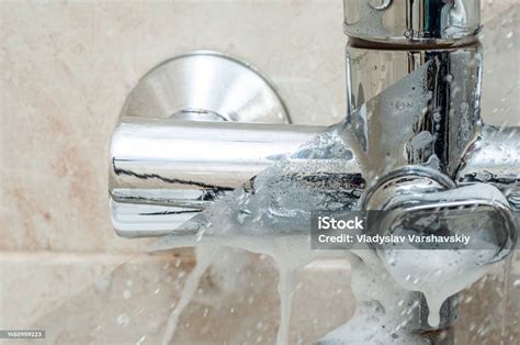 크롬 표면을위한 특수 세제를 씻어 내기 전후의 차이 욕실 수도꼭지 뇌우에 대한 스톡 사진 및 기타 이미지 뇌우 더러운 모션 Istock