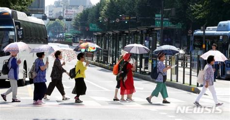 폭염에 양산 쓴 시민행렬