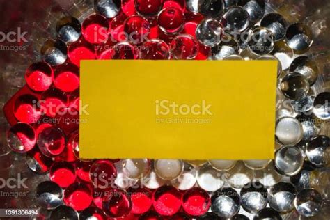 창조적 인 배경 붉은 회색 공과 복사 공간으로서의 노란색 떠 다니는 종이 현대 디자인 2022 추상적 인 활기찬 배경 겨울에 대한 스톡 사진 및 기타 이미지 Istock