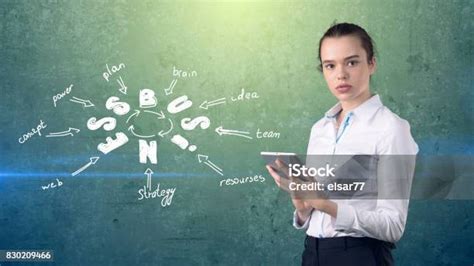 그것에 그려진 비즈니스 아이디어 스케치와 벽 근처 패드를 들고 벌에 소녀 성공적인 사업가의 개념입니다 개선에 대한 스톡 사진 및 기타 이미지 Istock