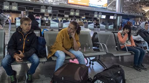 Виїзд за кордон підлітків до 18 років українцям відповіли чи потрібні дозвіл від ТЦК та