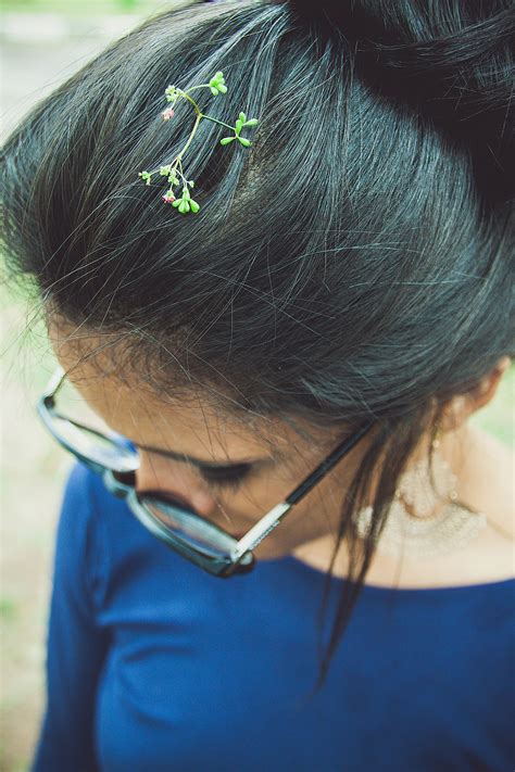 무료 이미지 사람 소녀 머리 초상화 모델 녹색 색깔 자연스러운 푸른 귀 헤어 스타일 닫다 얼굴 코 눈 안경 미니멀리즘 보기 피부