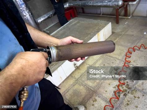 더 큰 기계 또는 산업 시스템의 일부로 보이는 원통형 필터를 들고 있습니다 스테인리스강에 대한 스톡 사진 및 기타 이미지 스테인리스강 여과 가정 생활 Istock