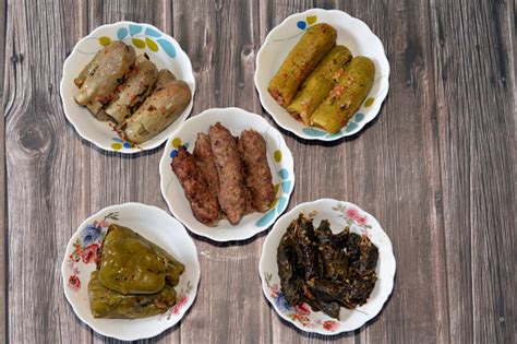 박제 스쿼시 호박 Mahshi 가지 포장 포도 잎 흰 쌀 양파 파슬리 딜과 고수풀로 가득 찬 피망과 다진 고기 인 음식 쇠고기 Kofta 케밥과 타르브 코프타 이집트에 대한
