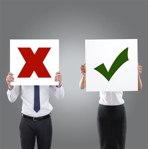 Gente De Negocios Con Cartel Correcto E Incorrecto Foto Premium