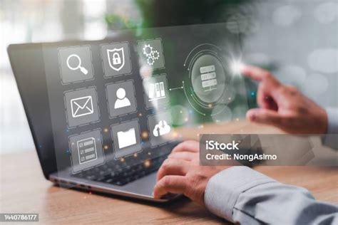 시스템 아이콘 및 가상 화면 개념에서 정보의 데이터 관리 사업가는 최신 스토리지 시스템에 민감한 정보를 안전하게 보관하기 위해 랩톱 및 관리 데이터를 사용합니다 가상현실에