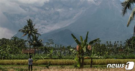 [포토] 인니 므라피 화산 폭발…하늘 뒤덮은 연기
