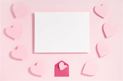 발렌타인 데이 프레임 구성 파스텔 핑크 배경에 봉투와 빈 종이에서 분홍색 마음 상단 보기 플랫 레이 복사 공간 2월에 대한 스톡 사진 및 기타 이미지 Istock