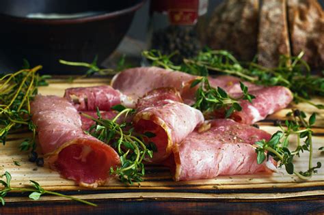 맛 있는 돼지고기 베이컨 U200b U200binto 나무 배경에 향신료와 신선한 타임으로 슬라이스 합니다 저지방 즙이 많은 농장 육류 돼지고기의 서빙 음식 사진이미지