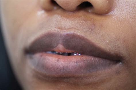 نحوه روشن شدن لب‌ های تیره با چند روش عالی