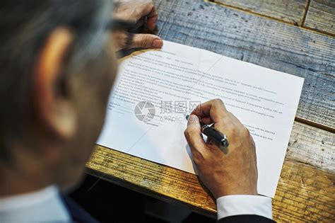 认真工作的商务人士高清图片下载 正版图片502037606 摄图网