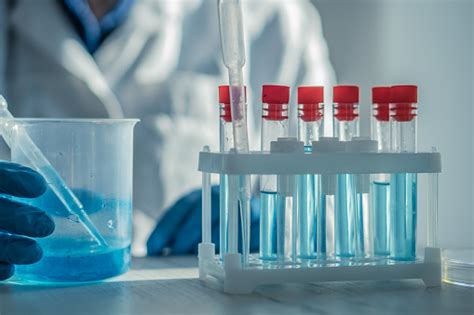 의학 연구소 과학자는 피펫과 시험관으로 작업합니다 생명 공학의 과학 실험실 화학 생화학 및 실험 분야의 의학 개발 및 연구 25 29세에 대한 스톡 사진 및 기타 이미지