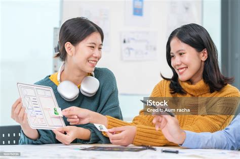 웹 사이트 디자이너 팀은 현대 사무실에서 응용 프로그램 개발 초안 스케치 도면 템플릿 레이아웃 프레임 워크 와이어 프레임을 계획하고 있습니다 20 24세에 대한 스톡 사진