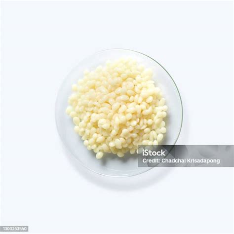 칸델릴라 왁스 Sp75 흰색 실험실 테이블에 화장품 및 세면도구 제품에 대한 화학 성분 맨 위 보기 과립에 대한 스톡 사진 및