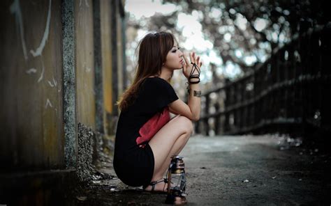 Скачать с красивыми девушками обои Основной цвет обоев Чёрный