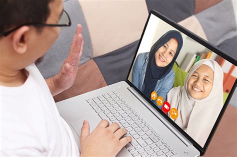 집에서 가족과 화상 통화를하는 남자 노트북에 아내와 딸 원격 가상 통신 화상 통화에 대한 스톡 사진 및 기타 이미지 화상 통화 가족 이슬람교 Istock