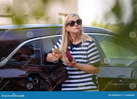 Mujer Preocupada Con Dinero En El Auto Pone Dinero En El Tanque De Auto El Concepto De Aumento