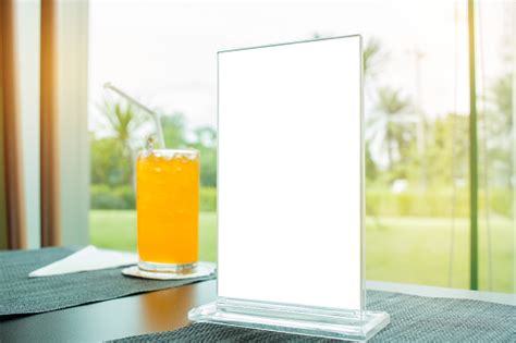 레스토랑 카페 바 빈 메뉴 프레임에 대 한 흰색 라벨을 비웃는 다 시트 종이 텐트 카드 테이블 식당 고객의 텍스트에 대 한 배경 흐리게 삽입에 소책자를 뜻한다 문자 메시지에