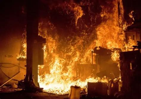 РФ вдарила по житловому будинку в Одесі виникла масштабна пожежа Читайте на Ukr Net