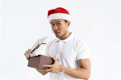 산타 클로스 모자와 오프닝 선물 상자를 입고 호기심 남자 T 셔츠에 대한 스톡 사진 및 기타 이미지 T 셔츠 개념 고객