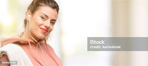 영 스포츠 운동 셔츠 자신감과 입력에 초대 하는 큰 자연 미소와 행복을 입고 여자 건강한 생활방식에 대한 스톡 사진 및 기타 이미지 건강한 생활방식 긍정적인 감정 표현