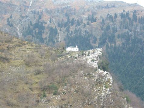 Ματσούκι Αγιος Παντελεημονας στην πλατεια του χωριου Βλάχοι Net Gallery