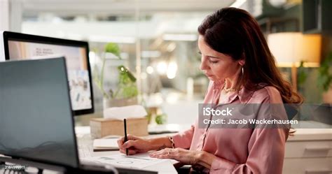 비즈니스 우먼 사무실 및 디지털 에이전시 또는 회사의 웹 디자이너로 노트북으로 글을 씁니다 프로젝트 관리 마감일 및 데이터 보고서를 위한 여성 기술 및 분석을 전문가로 인정