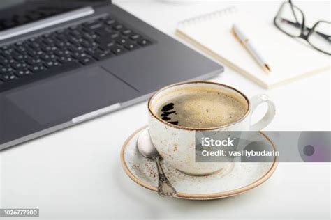 데스크 노트북 안경 메모장 펜 흰색 테이블에 커피 한 잔 밝은 배경 교육에 대한 스톡 사진 및 기타 이미지 교육 노트북 누워있기 Istock