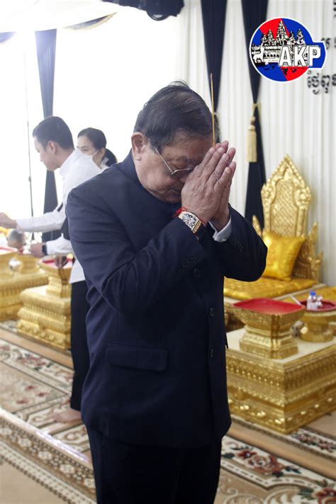 ឯកឧត្តម ខៀវ កាញារីទ្ធ ដឹកនាំគណៈប្រតិភូដាក់កម្រងផ្កាគោរពវិញ្ញាណក្ខន្ធសព ឧបាសិកា តុញ សុមាលី