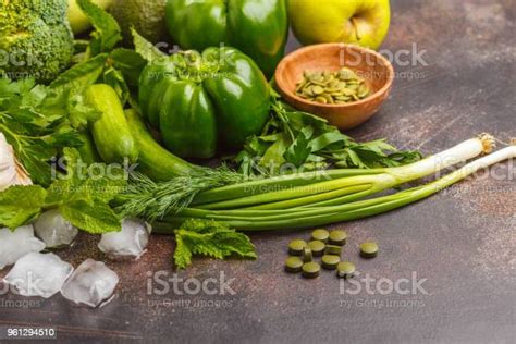 어두운 배경에 녹색 야채입니다 야채 채식 다이어트 음식 배경입니다 건강 한 라이프 스타일 개념입니다 파슬리에 대한 스톡 사진 및 기타 이미지 Istock